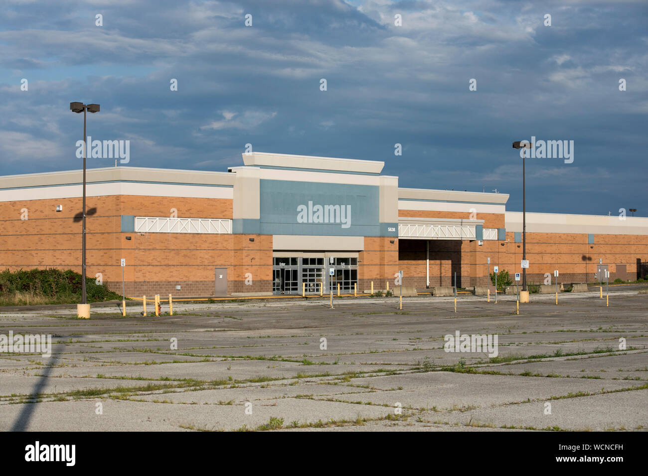 Walmart Store Sign Stock Photos & Walmart Store Sign Stock Images - Alamy