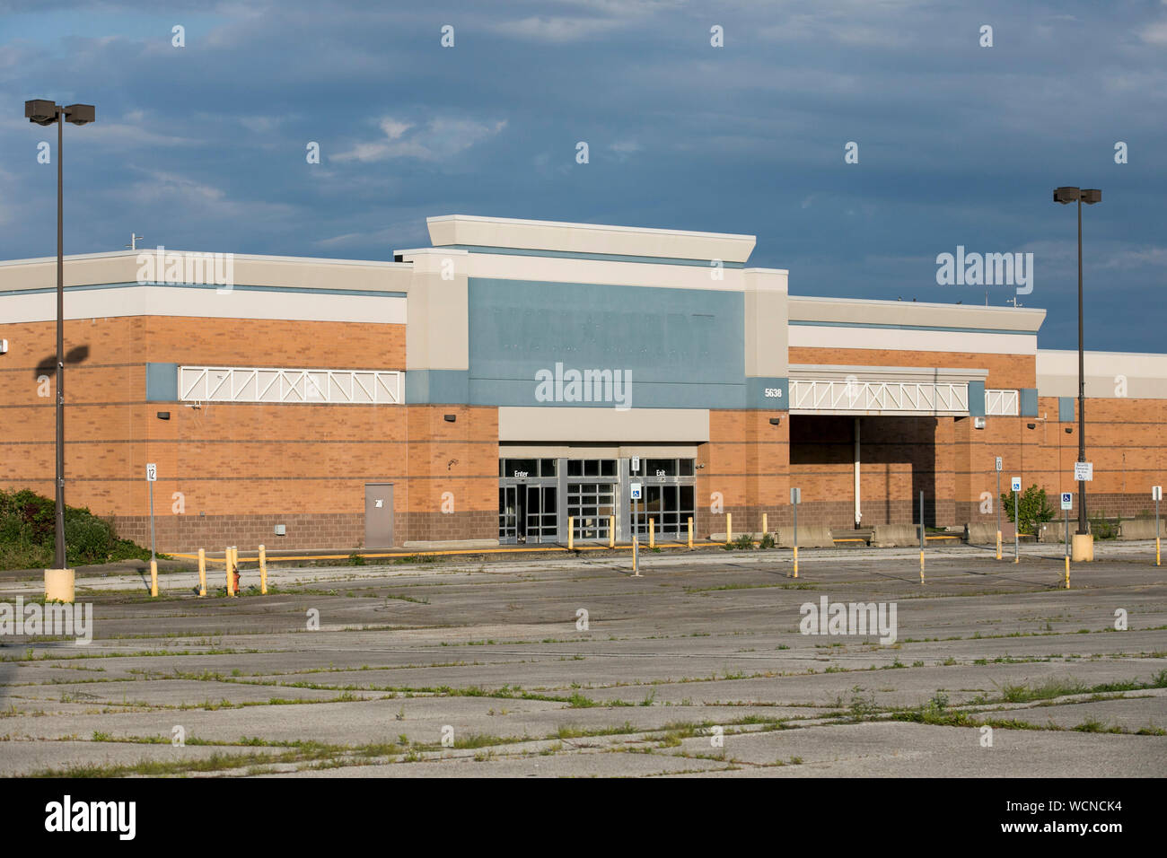 Closed walmart retail store in hi-res stock photography and images - Alamy