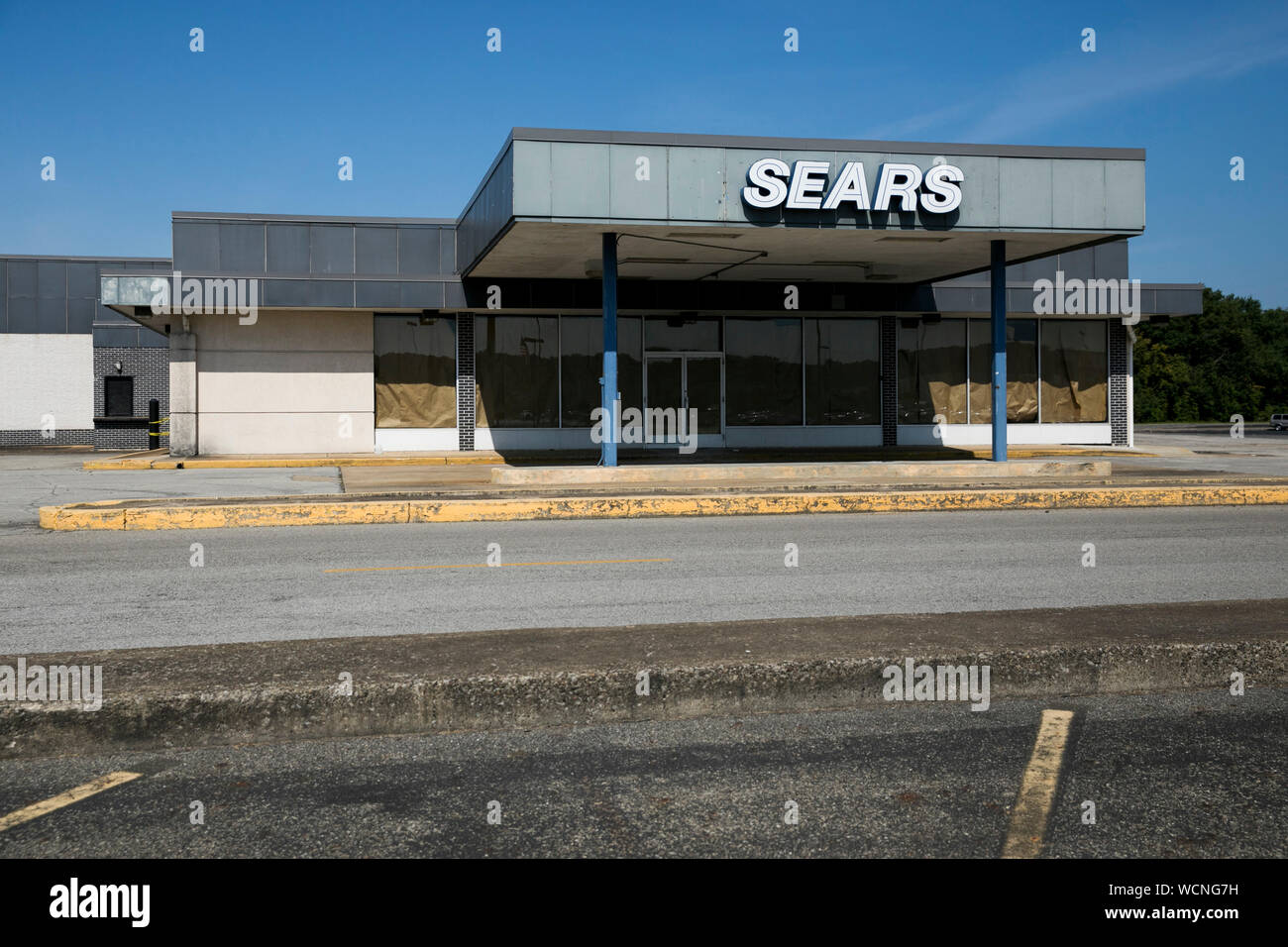 Outside closed sign hi-res stock photography and images - Alamy