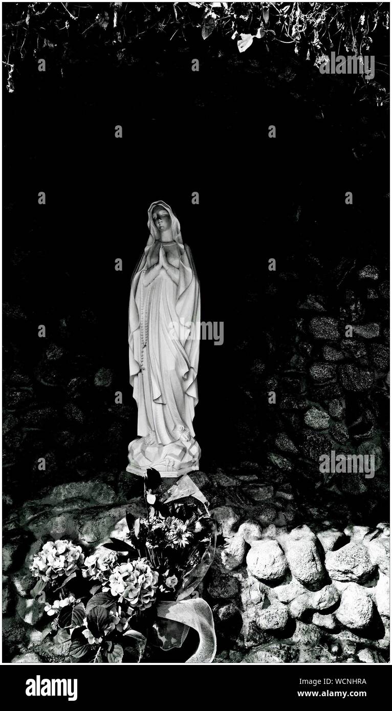 Statue Of Mary Outdoors Stock Photo - Alamy