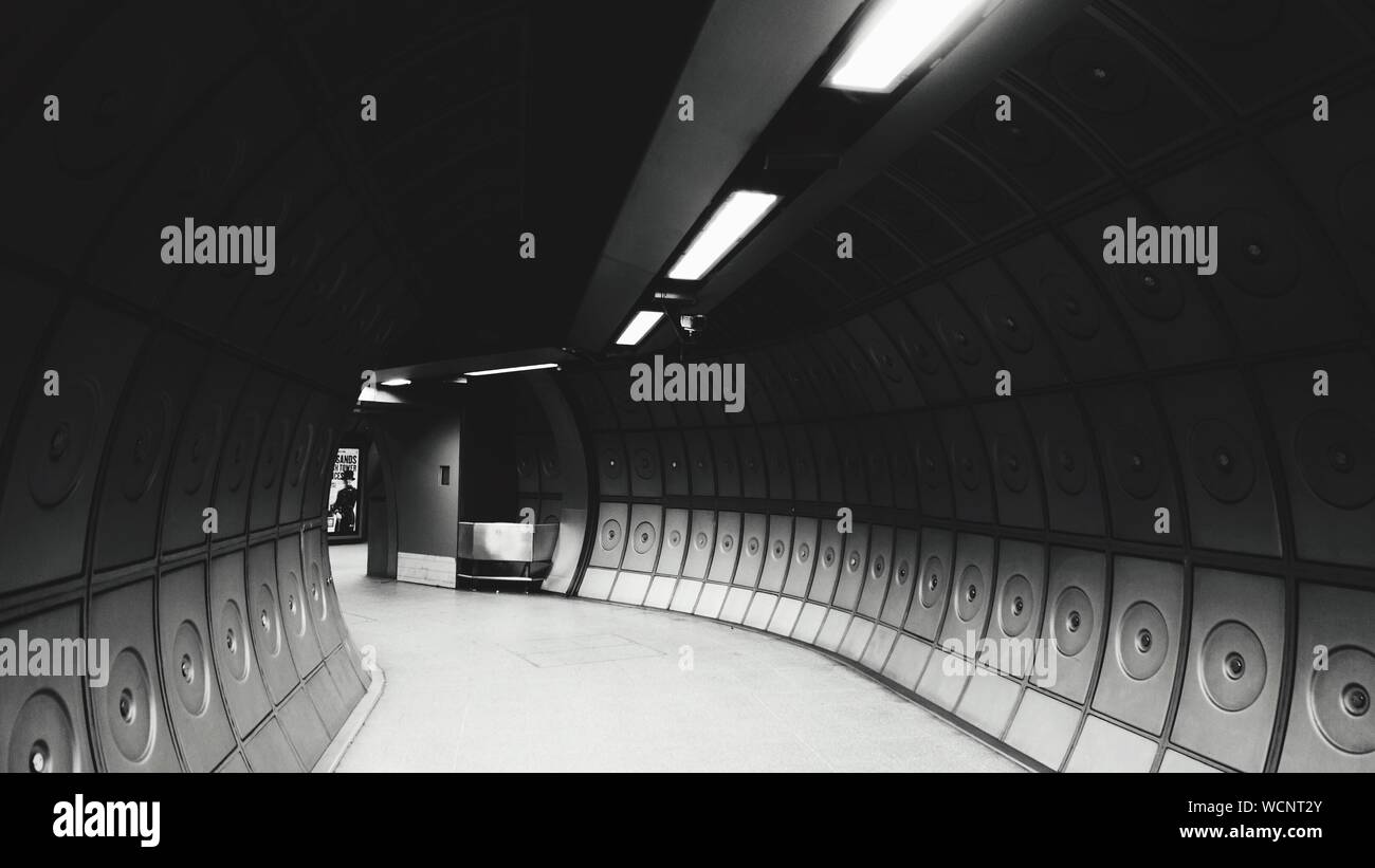 Waterloo station interior hi-res stock photography and images - Alamy