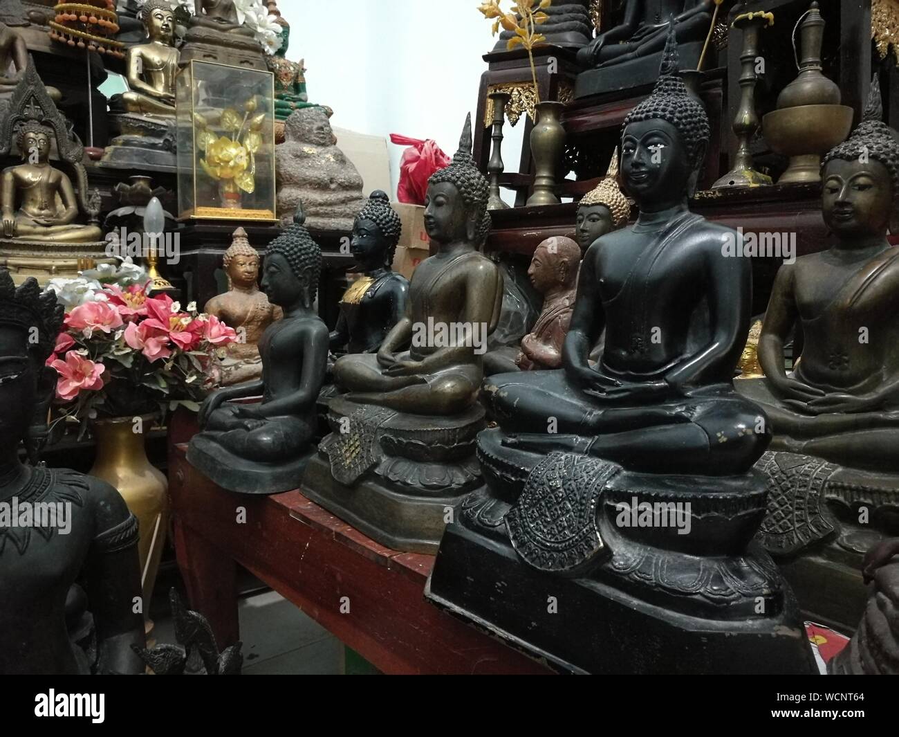 Display of buddha statues hi-res stock photography and images - Alamy