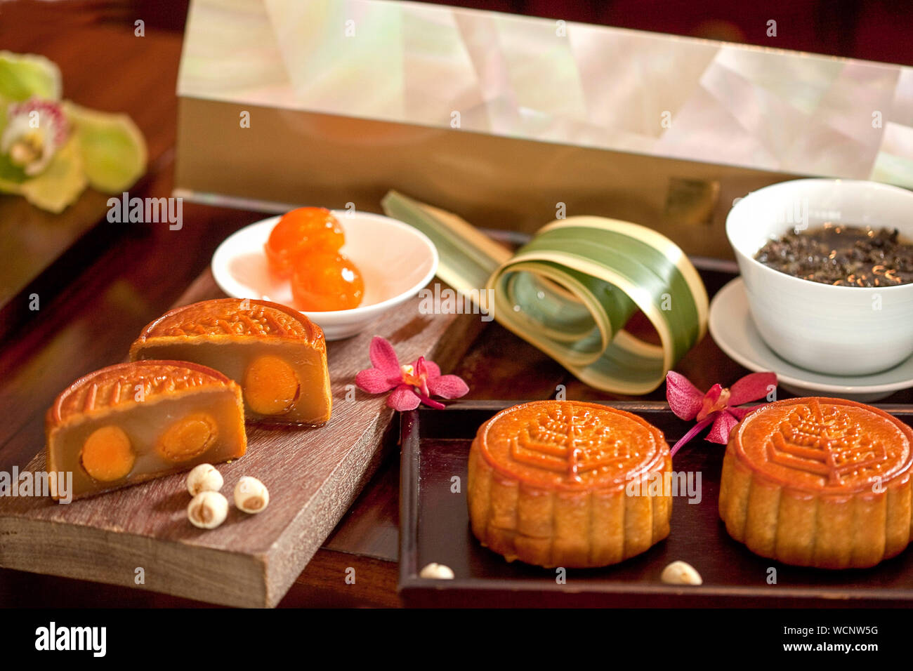 Mid autumn festival festival moon cakes hi-res stock photography and ...