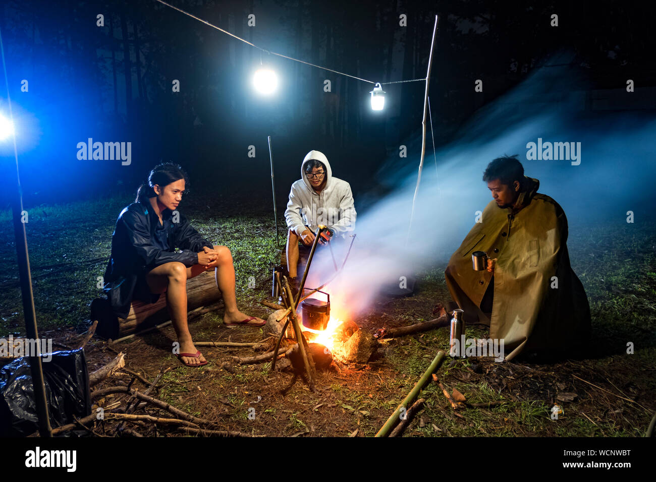 Campfire cooking hi-res stock photography and images - Alamy