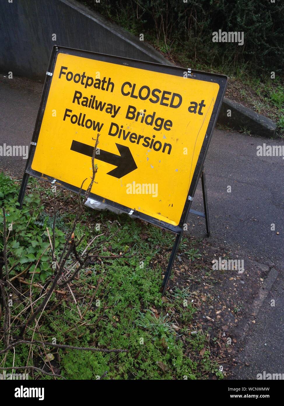 Footpath closed sign hi-res stock photography and images - Alamy