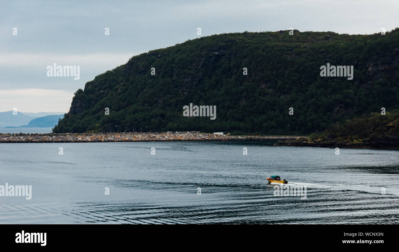 Boat leaving the shore Stock Photo - Alamy