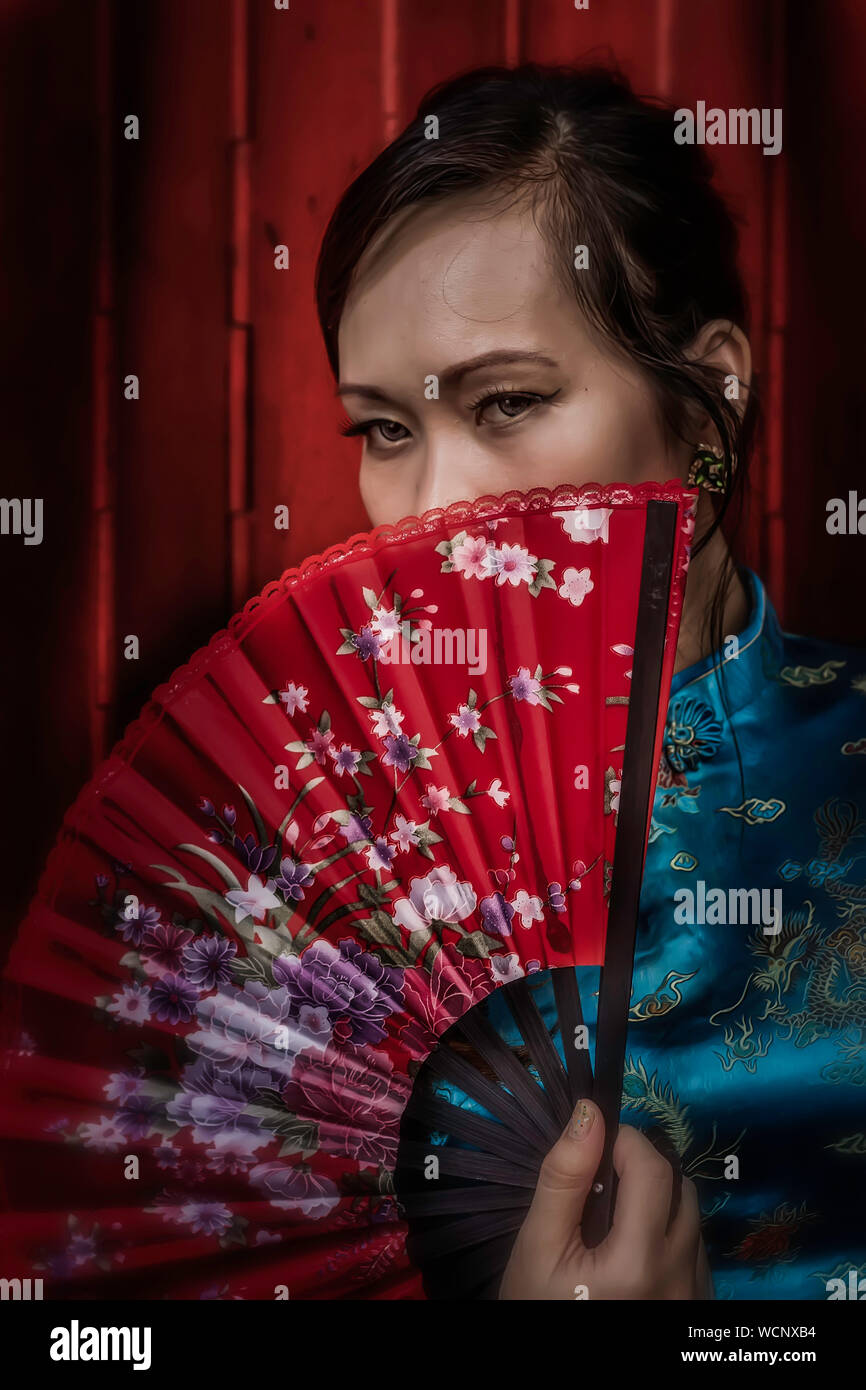 Asian folding hand fan hi-res stock photography and images - Alamy