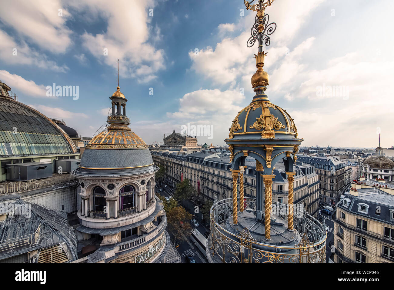 France paris haussmann building facade hi-res stock photography and ...