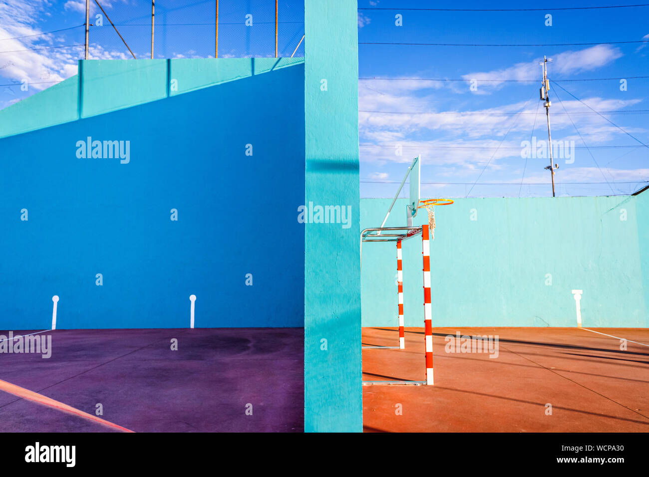 Ball wall bounce hi-res stock photography and images - Alamy