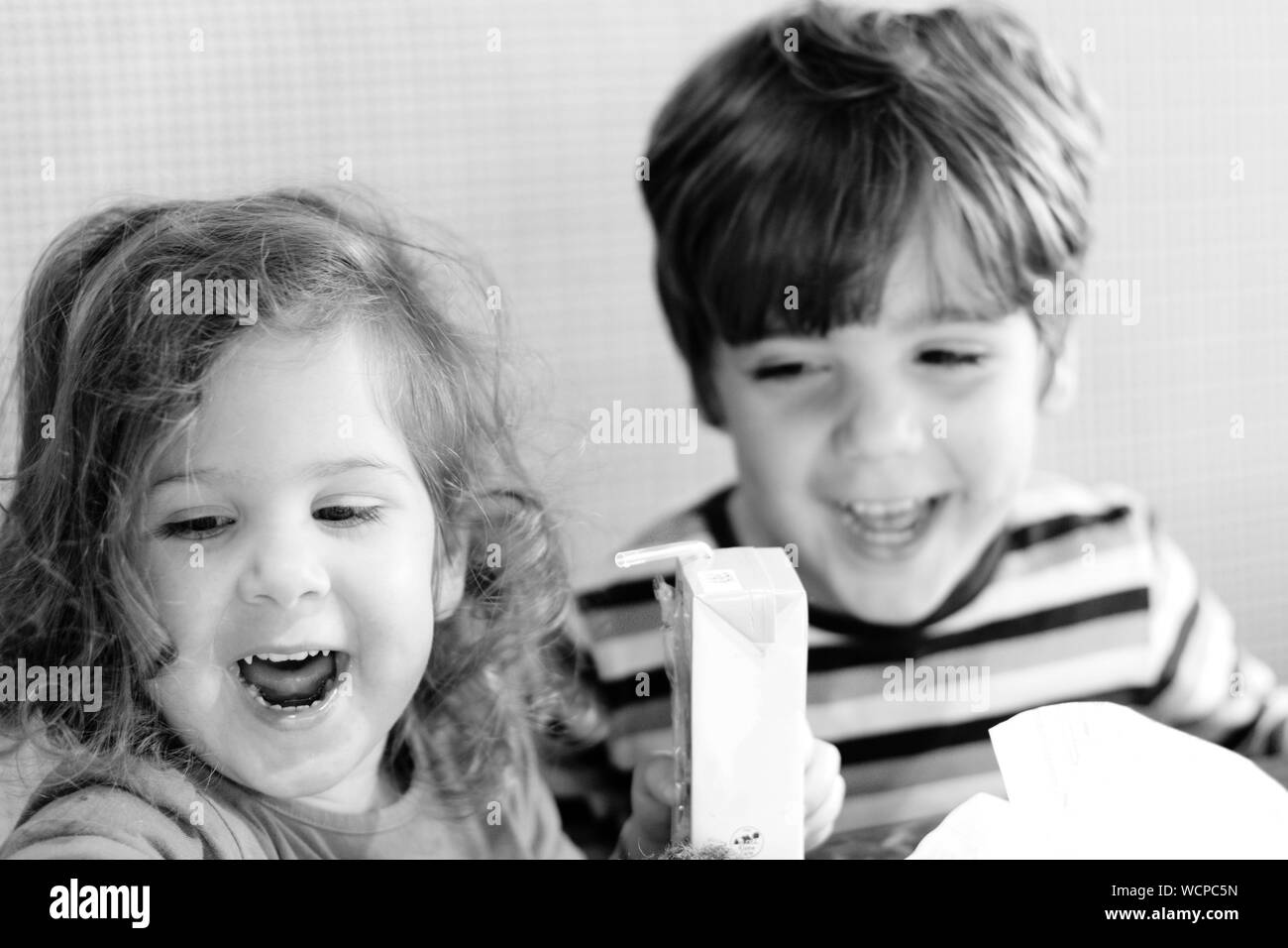 Smiling children hi-res stock photography and images - Alamy