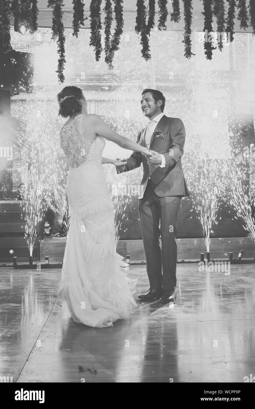 Dancing at wedding hi-res stock photography and images - Alamy