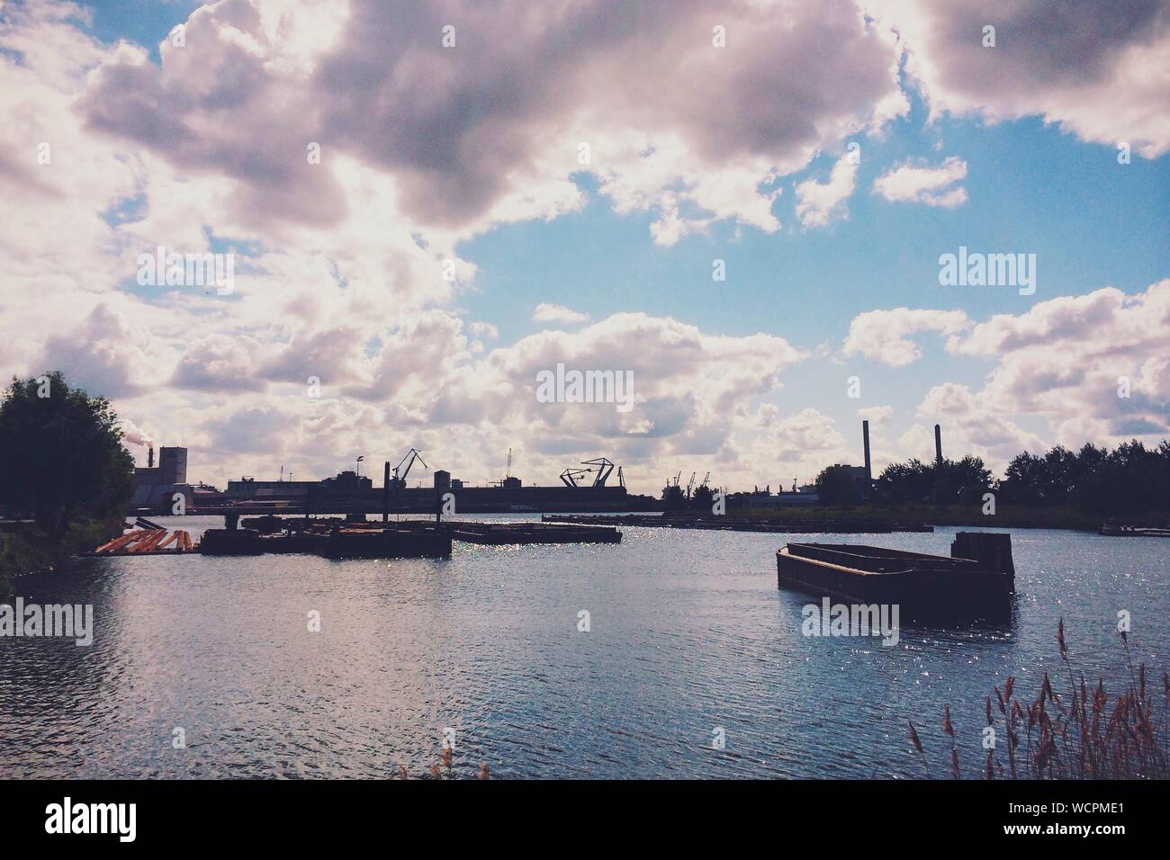 Riverside docks hi-res stock photography and images - Alamy