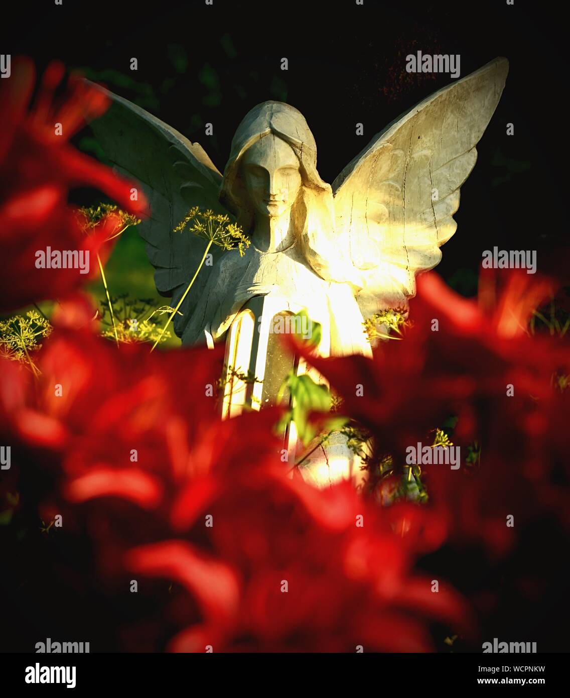 Red statue hi-res stock photography and images - Alamy