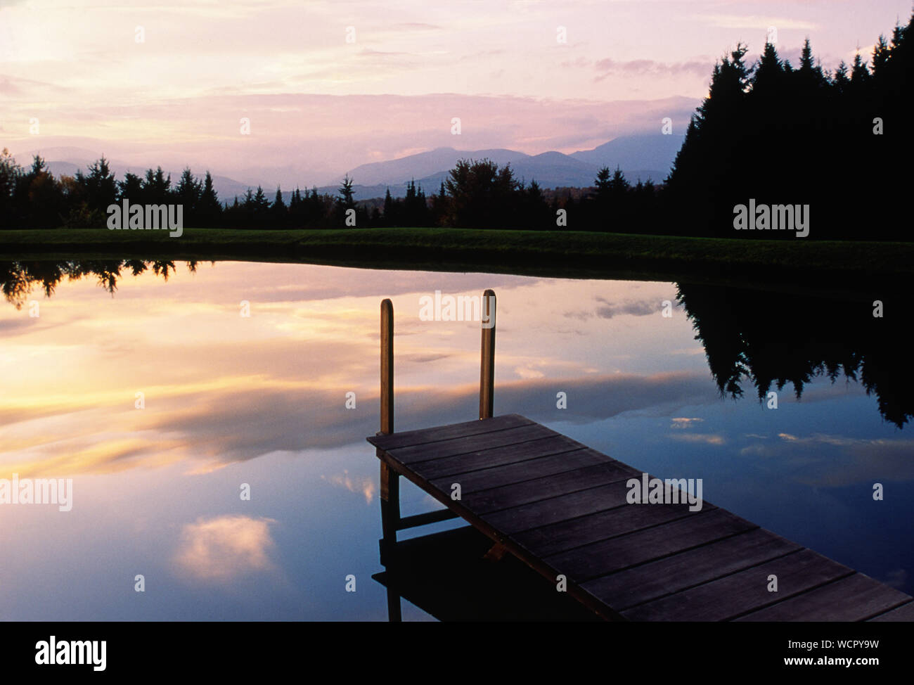 Deck over pond hi-res stock photography and images - Alamy