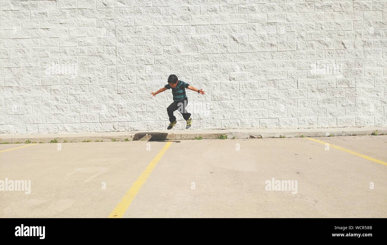 Empty lot hi-res stock photography and images - Alamy