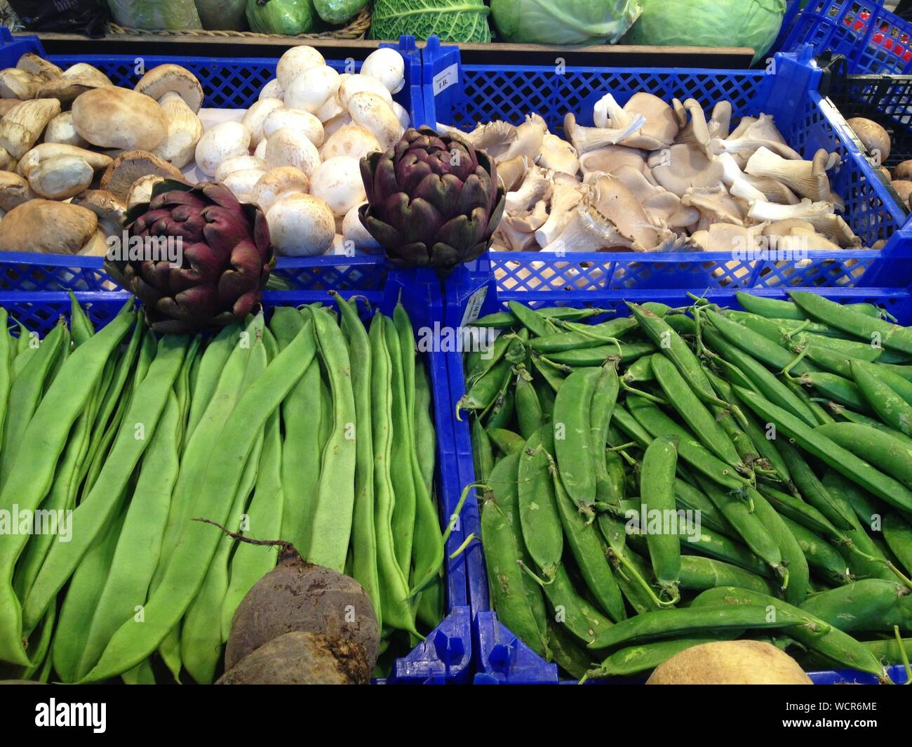 Vegetable display supermarket market hi-res stock photography and ...