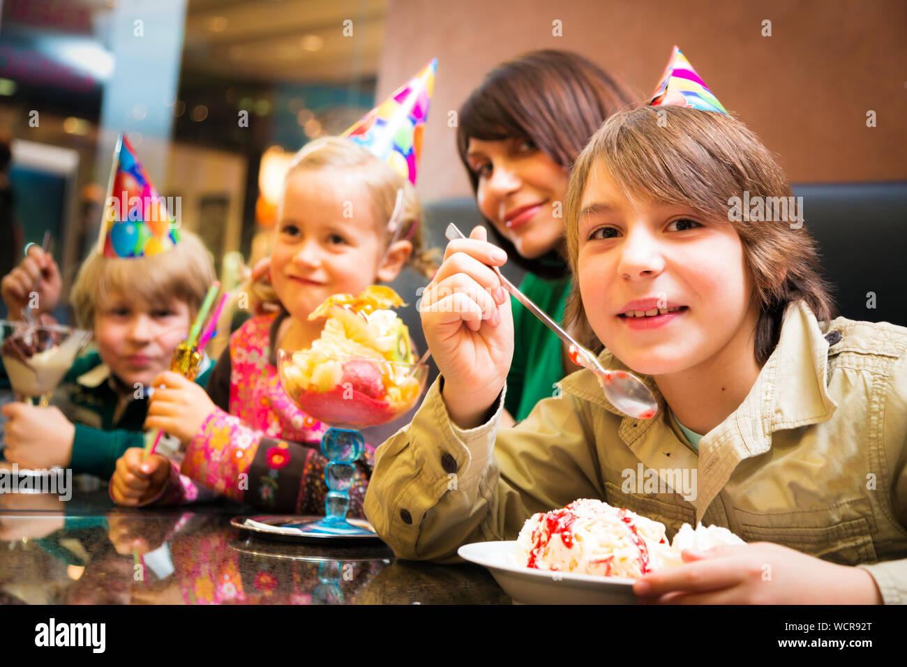Adult mother and daughter in restaurant hi-res stock photography and ...