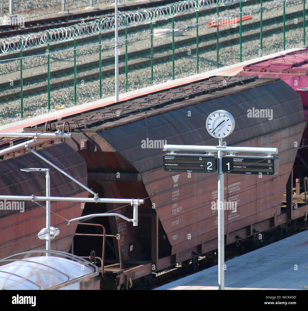 Clock railroad station platform clock hi-res stock photography and ...