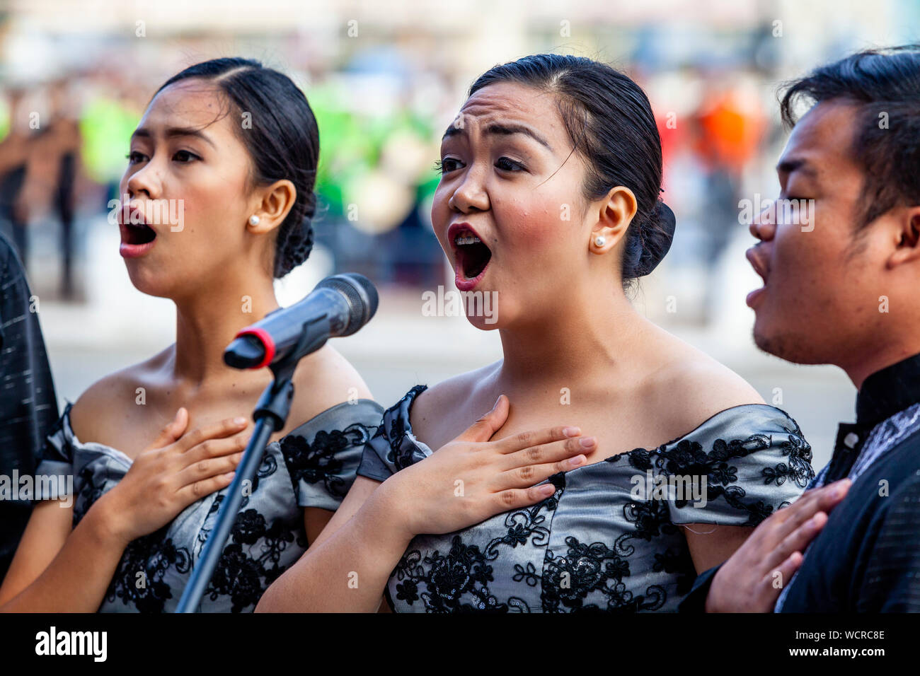 Young Filipinos Sing The National Anthem During The Dinagyang Festival ...