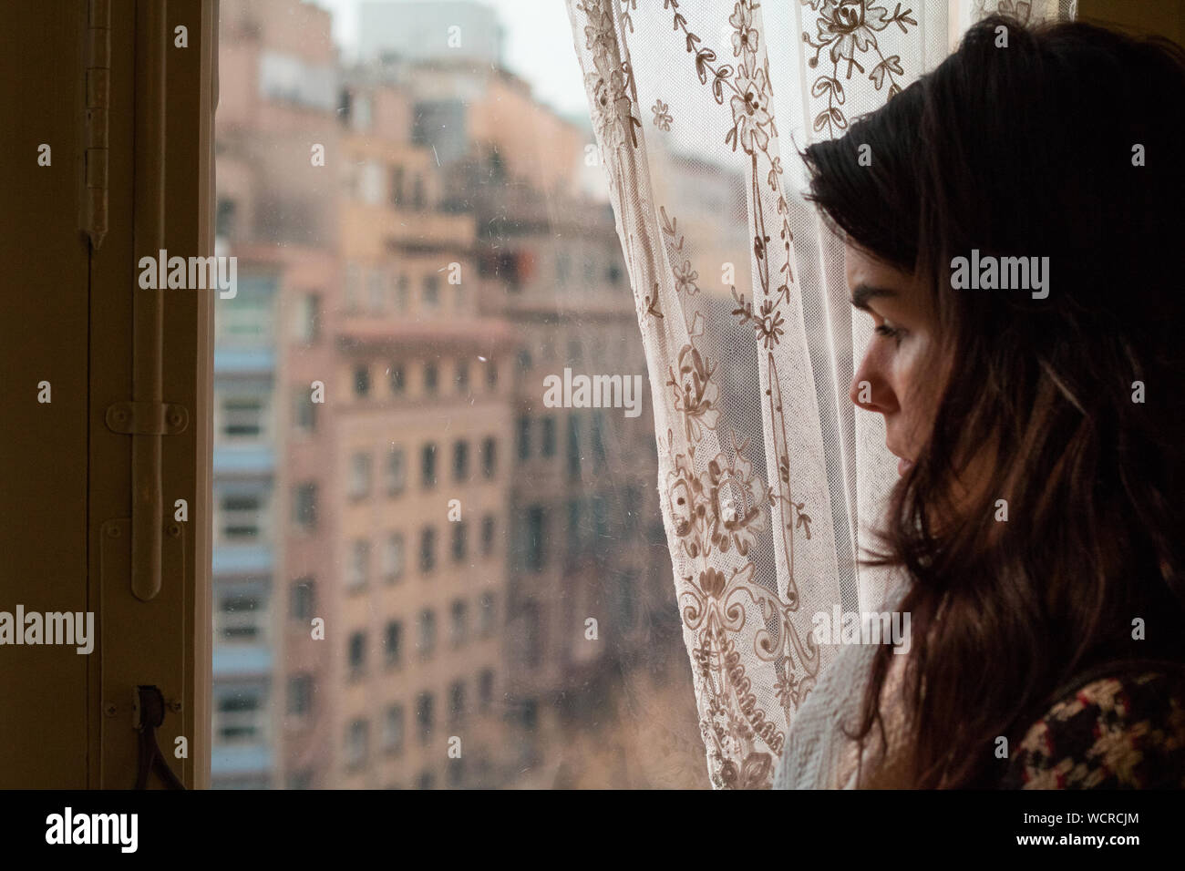 Woman side view looking up hi-res stock photography and images - Alamy