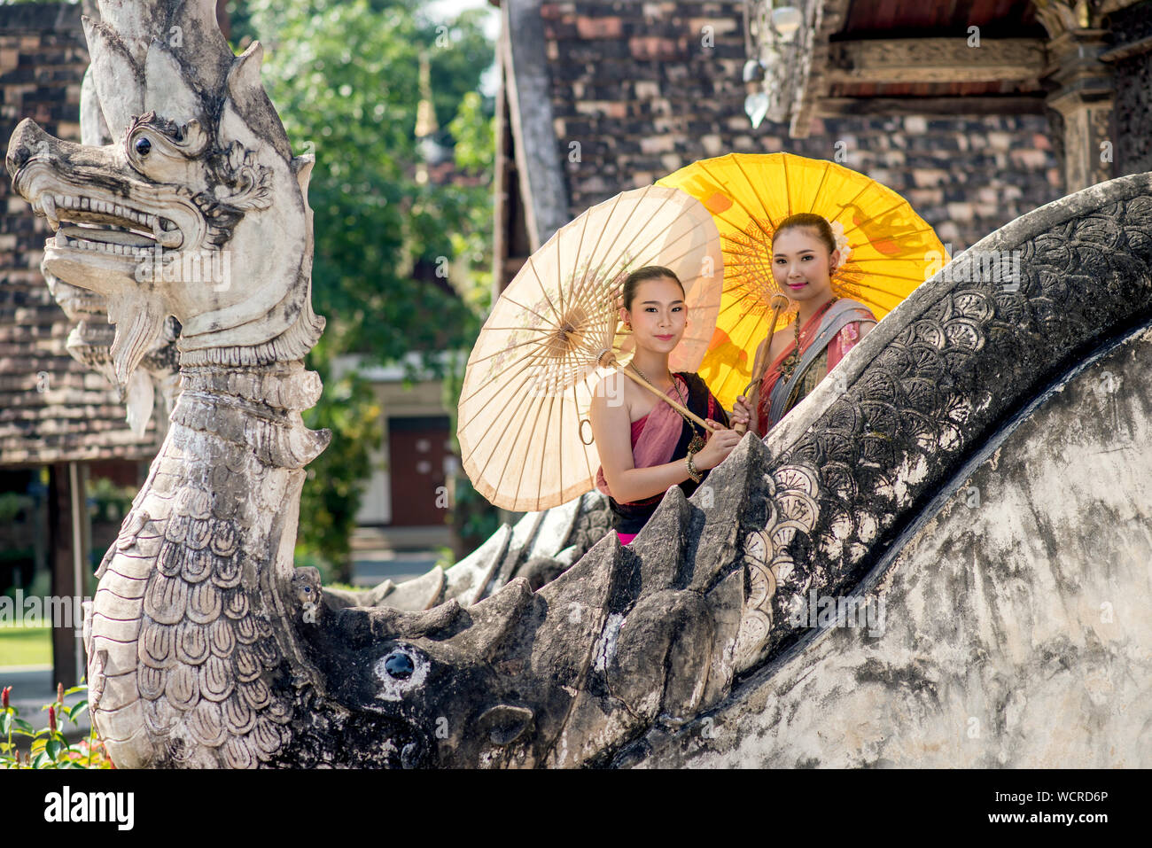 Two women statue hi-res stock photography and images - Alamy