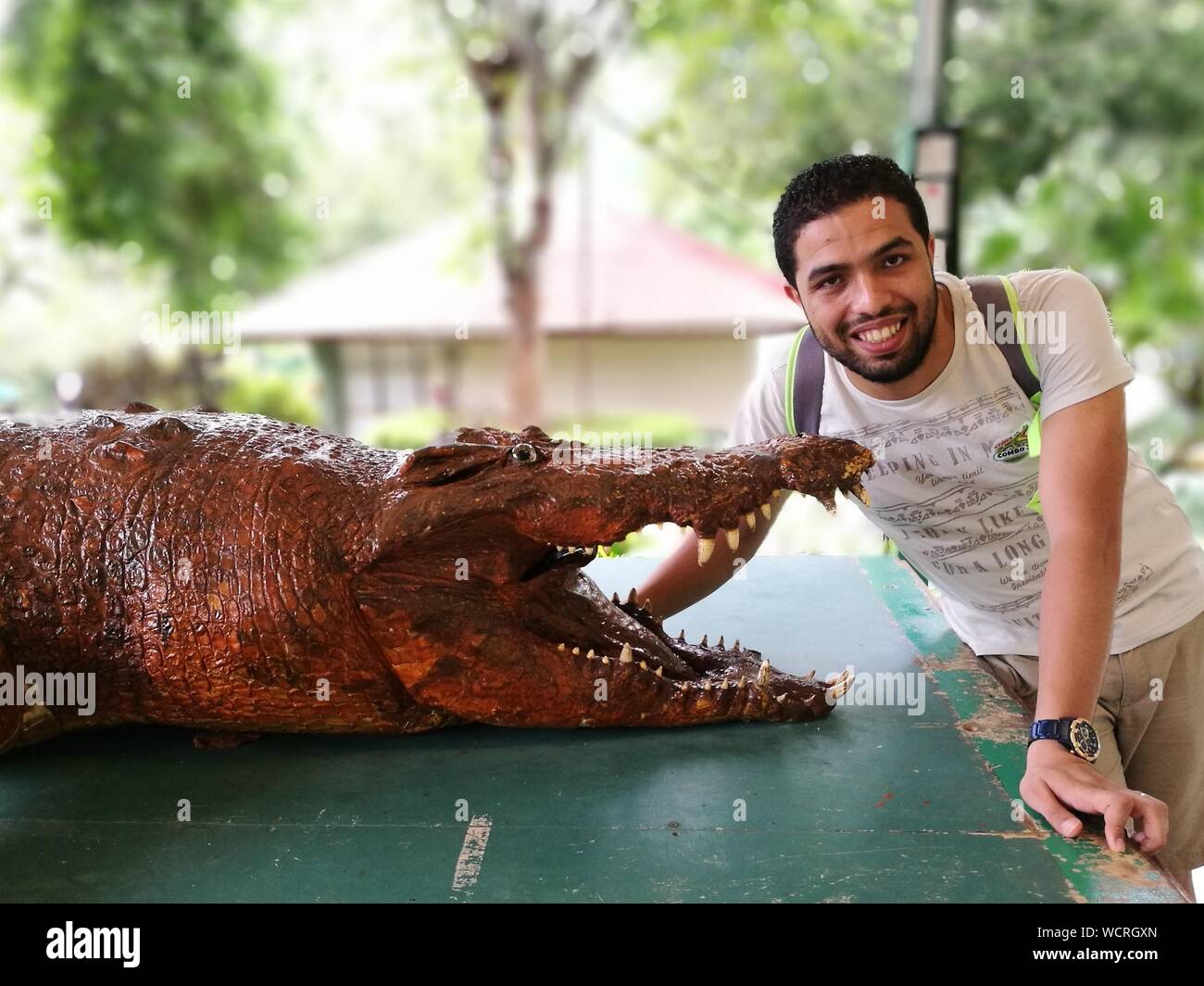 Man standing sculpture hi-res stock photography and images - Alamy