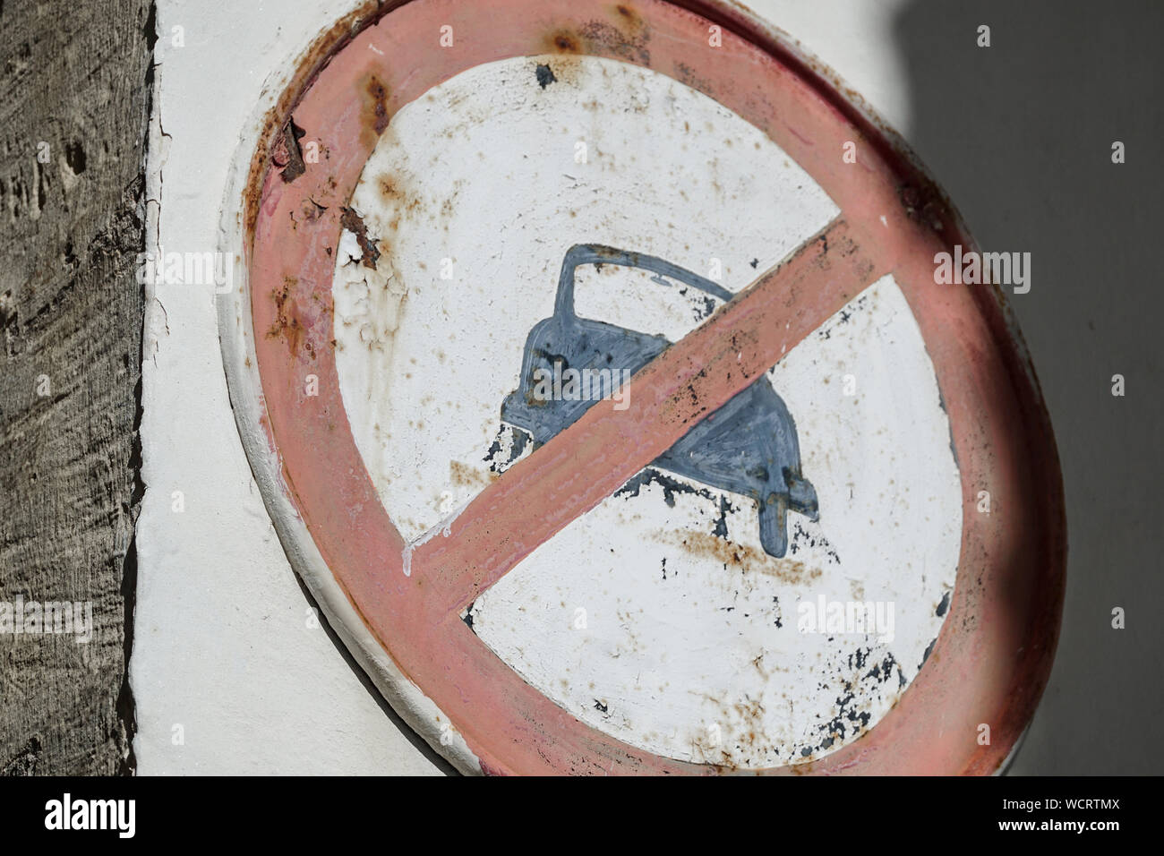 Old rusty parking sign hi-res stock photography and images - Alamy