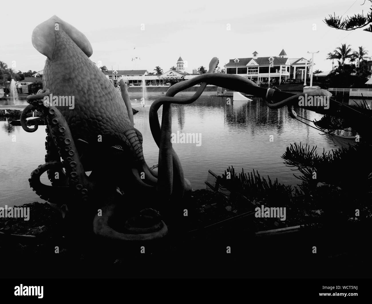 Octopus statue hi-res stock photography and images - Alamy