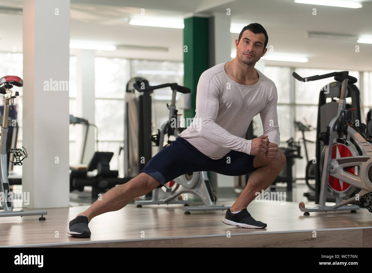 Man muscular legs gym hi-res stock photography and images - Alamy