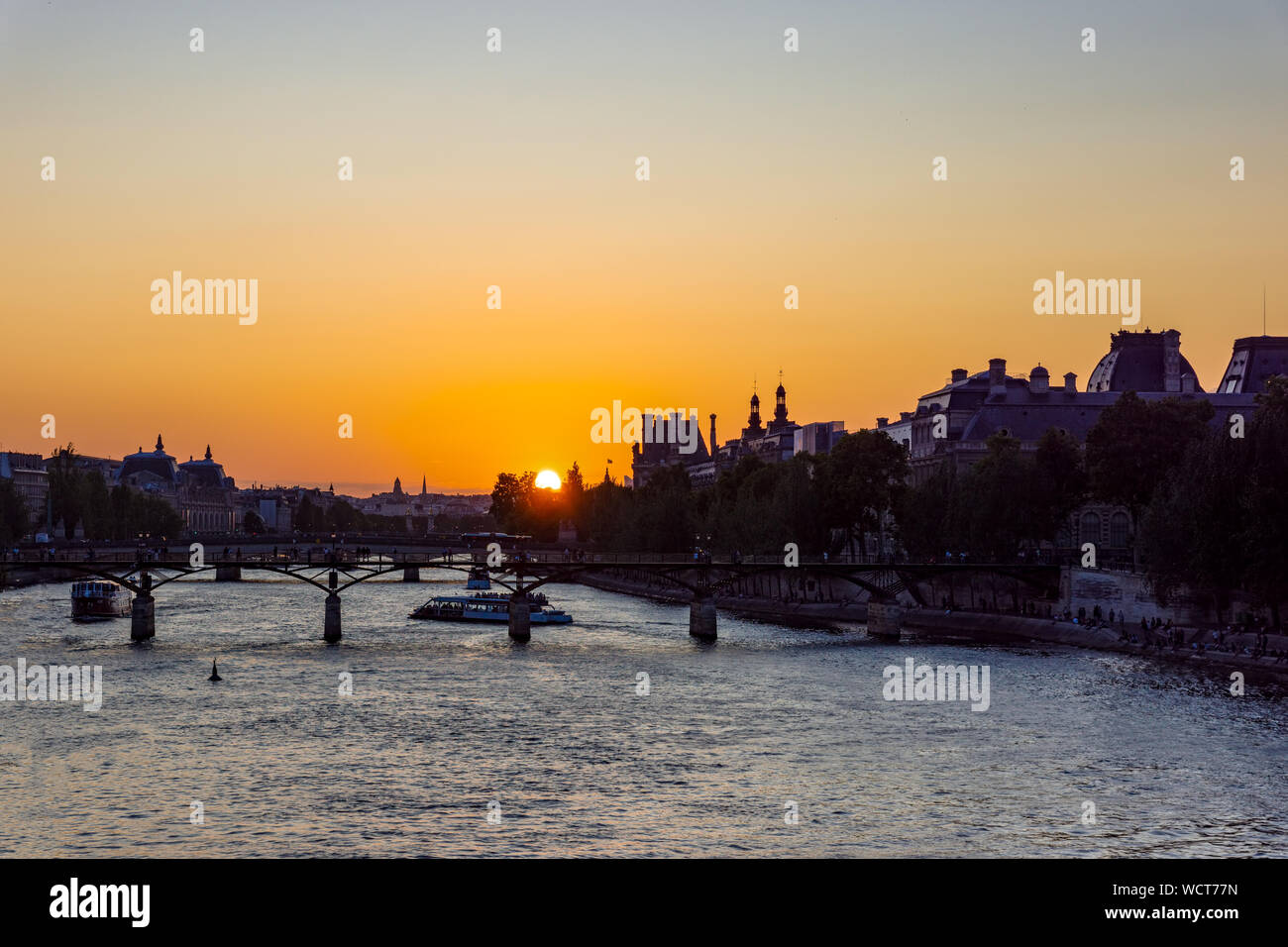 Seine boat sunset paris hi-res stock photography and images - Alamy