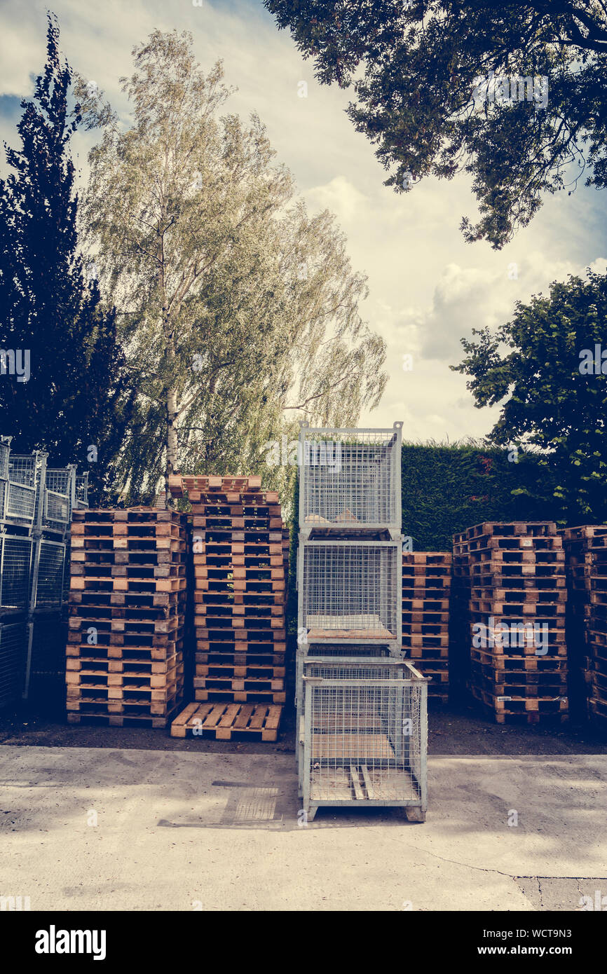 Pallets structure hi-res stock photography and images - Alamy