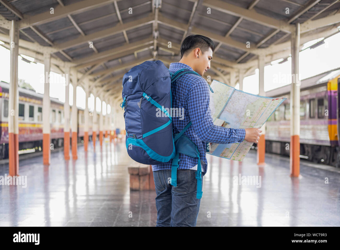 Men reading map hi-res stock photography and images - Alamy