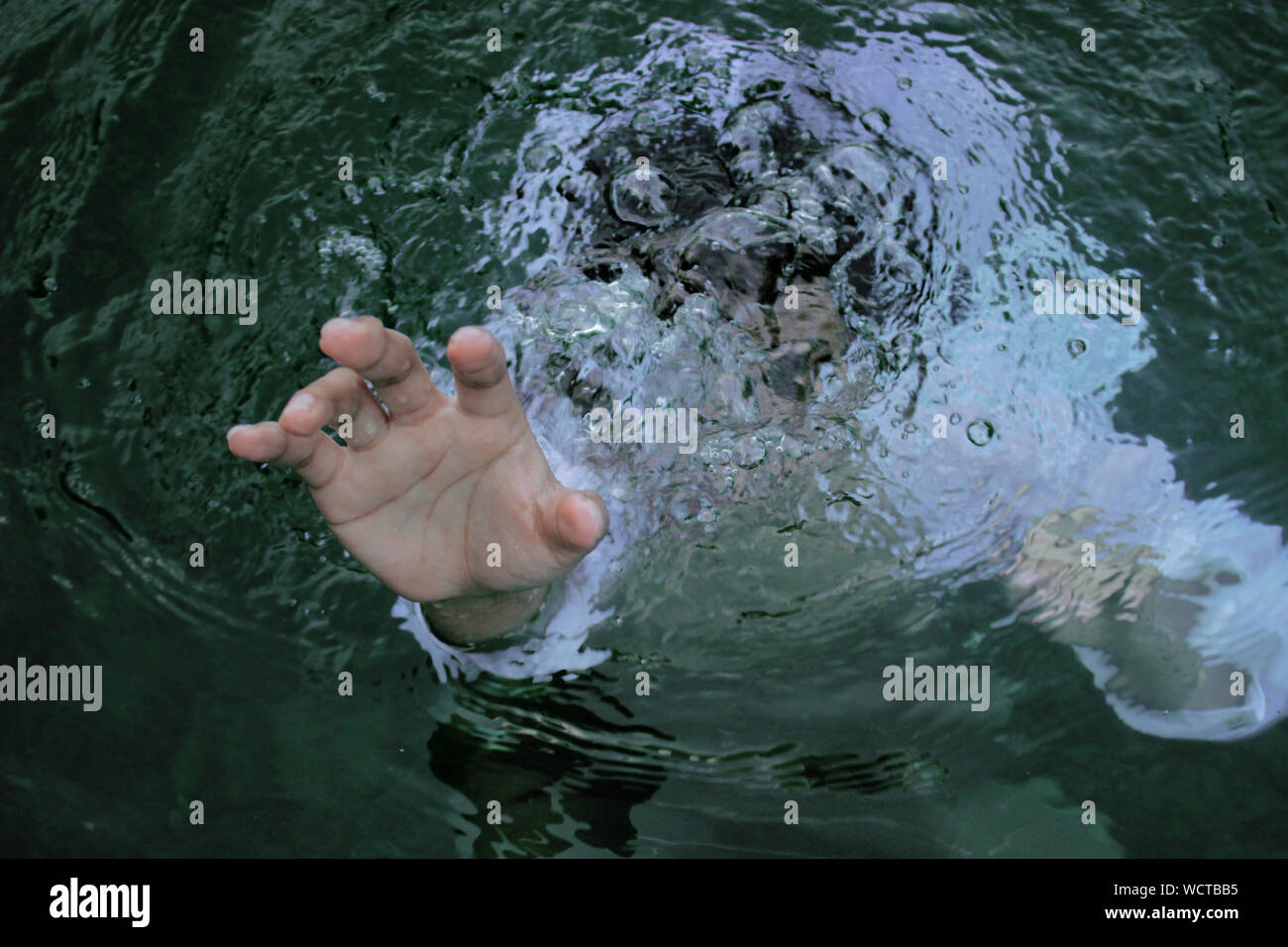 Men drowning hi-res stock photography and images - Alamy