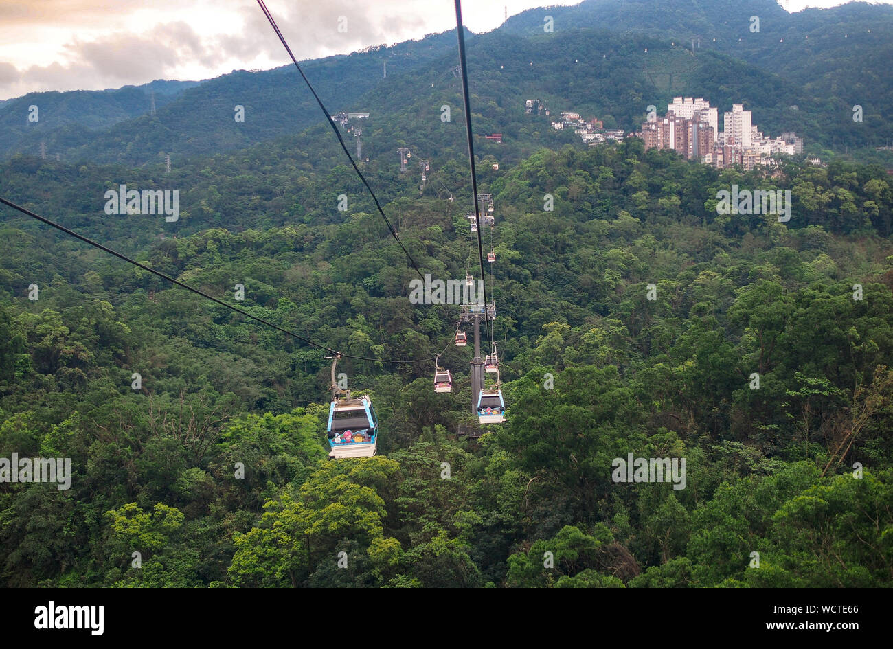 Mountain view cable car hanging hi-res stock photography and images - Alamy