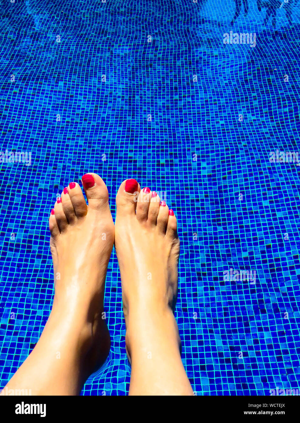 Summer body pool legs hi-res stock photography and images - Alamy