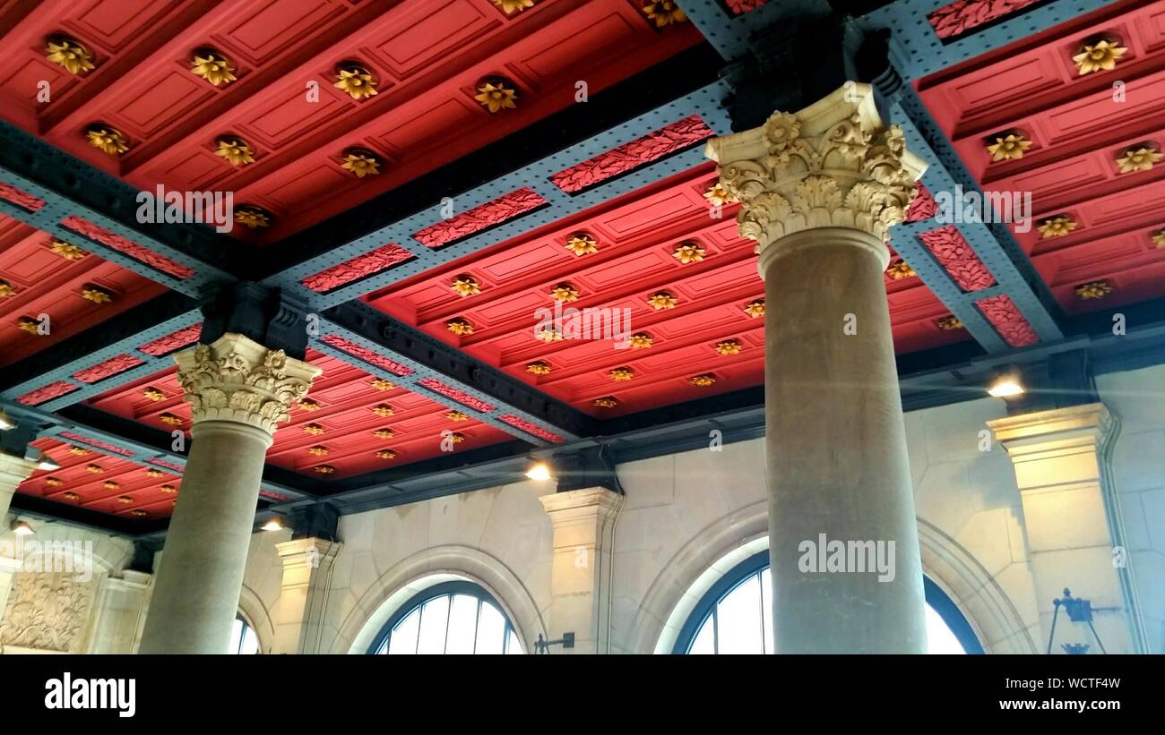 Ceiling pillars hi-res stock photography and images - Alamy