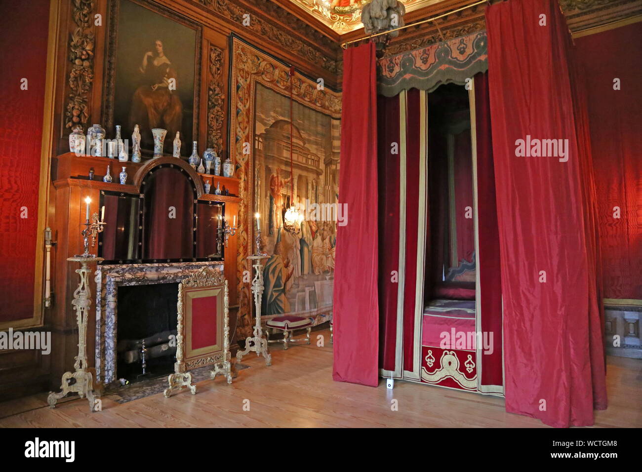 Hampton court palace interior hi-res stock photography and images - Alamy