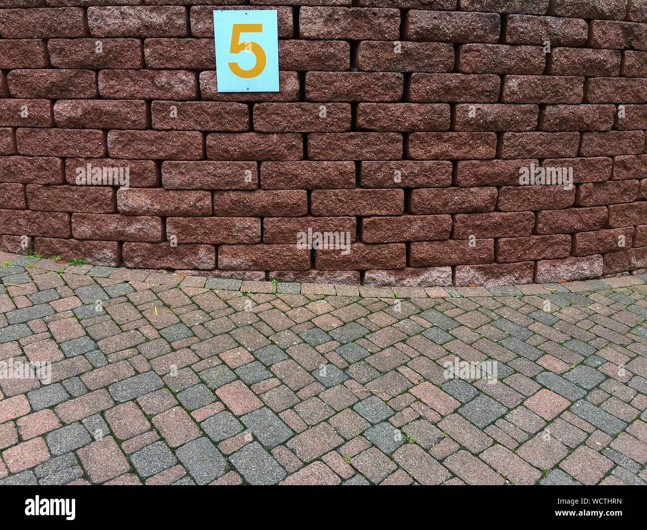Number 5 On Brick Wall At Sidewalk Stock Photo - Alamy