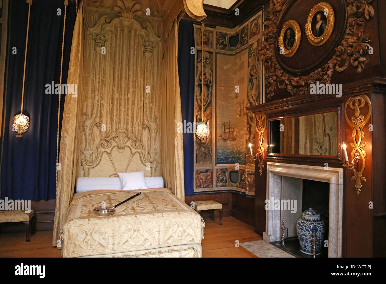 Queens bedchamber hi-res stock photography and images - Alamy