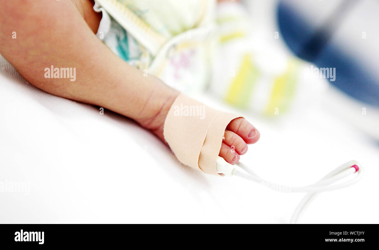 Newborn in hospital neonatal unit hi-res stock photography and images ...