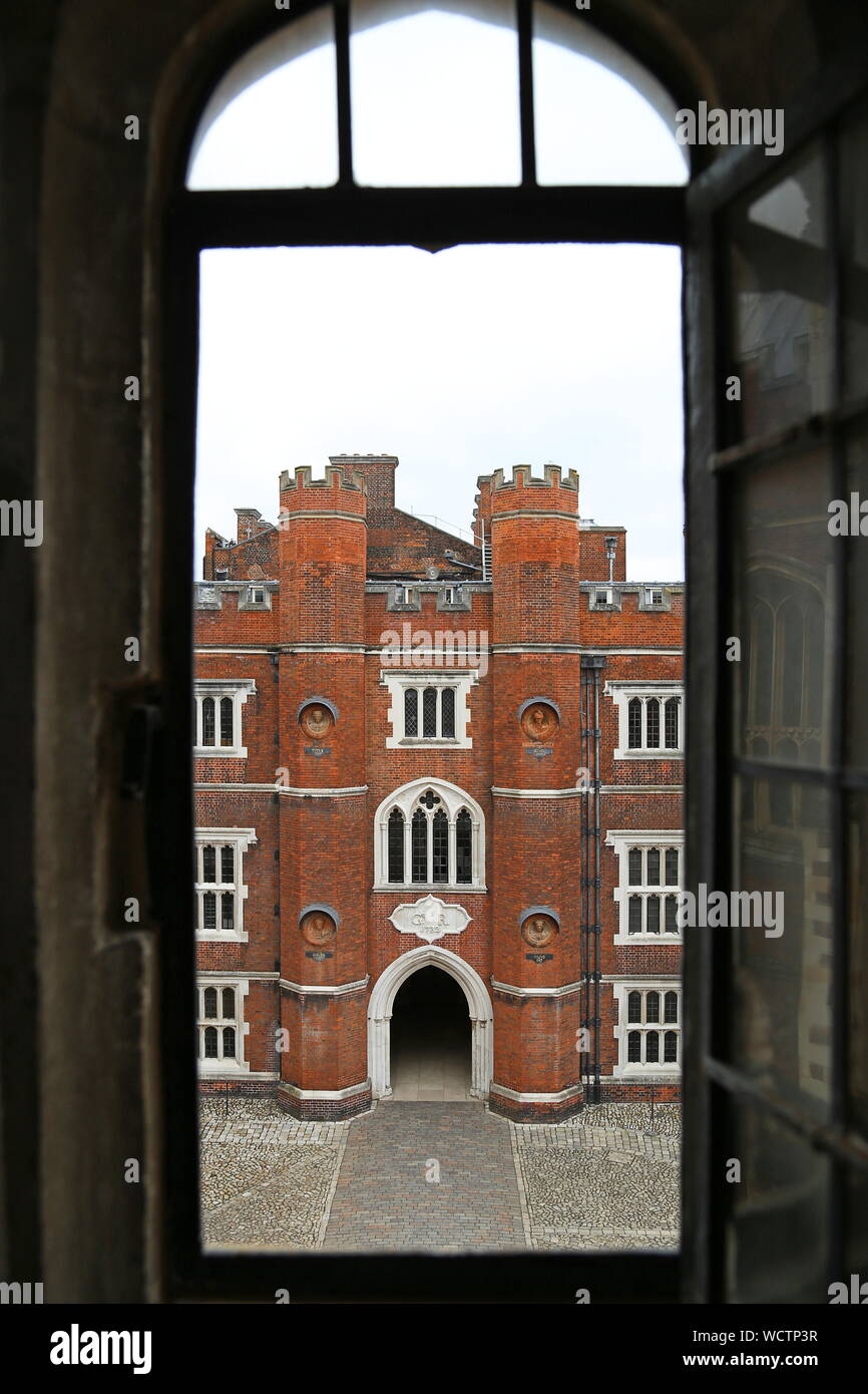 Clock court hampton court hi-res stock photography and images - Alamy