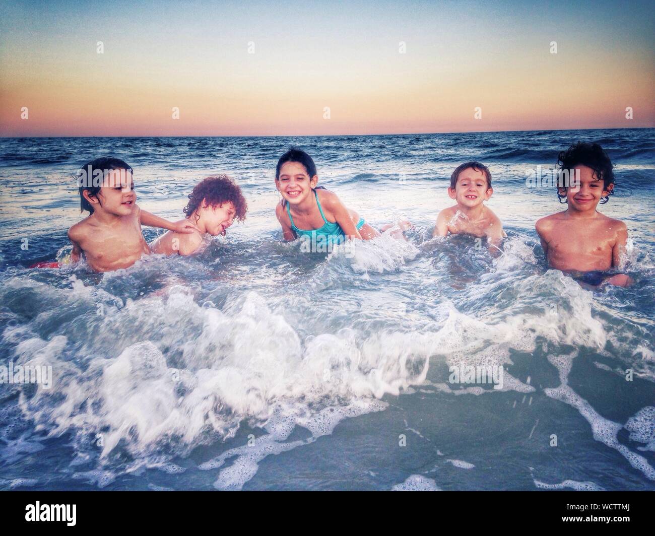 Children sea hi-res stock photography and images - Alamy