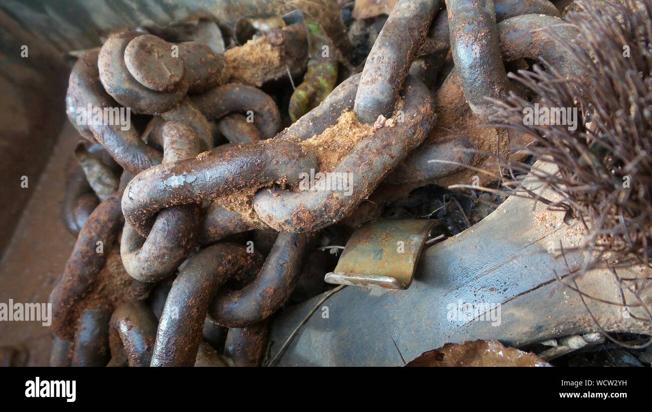Broken rusty chain hi-res stock photography and images - Alamy