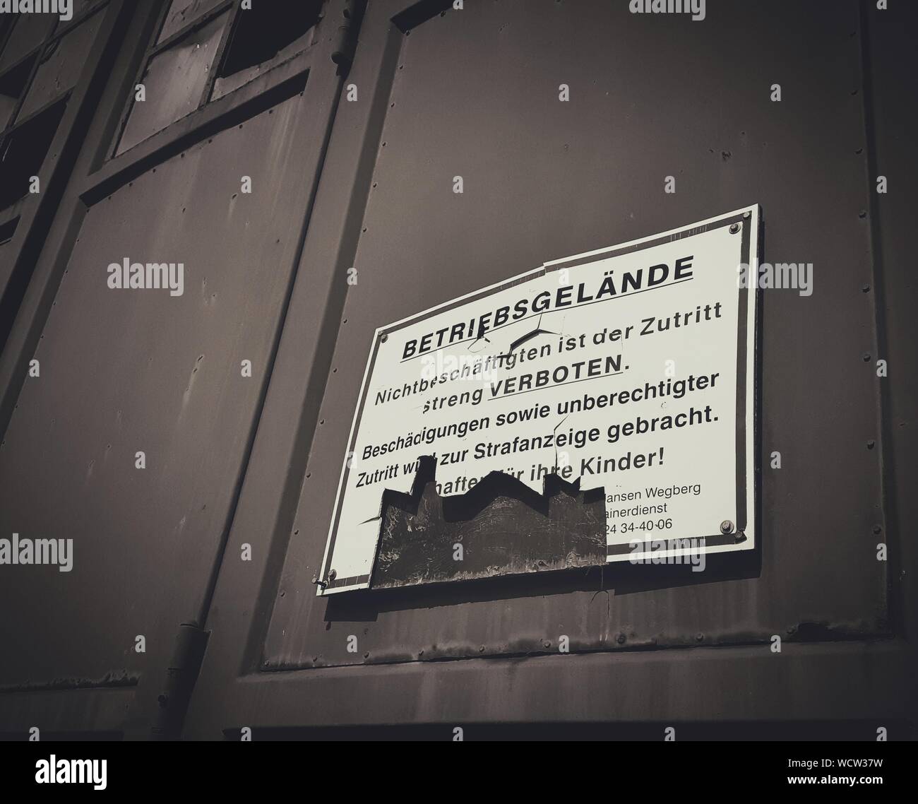 Broken sign hi-res stock photography and images - Alamy