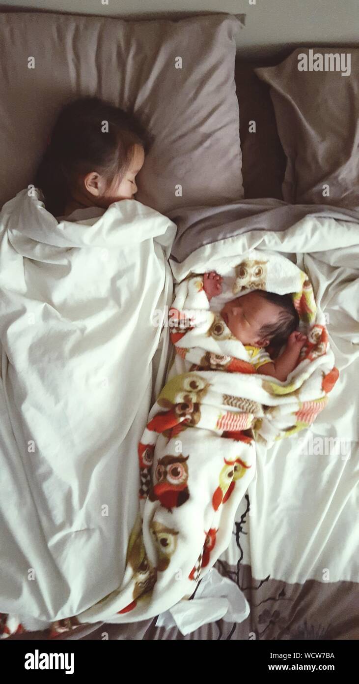 Sibling sleeping hi-res stock photography and images - Alamy