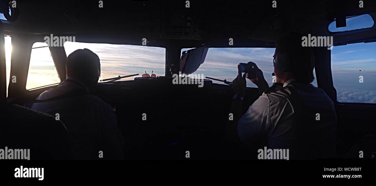 Pilot cockpit candid hi-res stock photography and images - Alamy