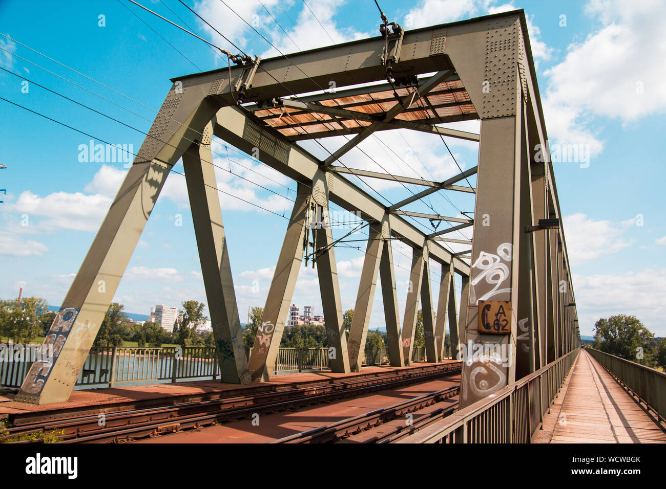 Metal girder railway bridge hi-res stock photography and images - Alamy