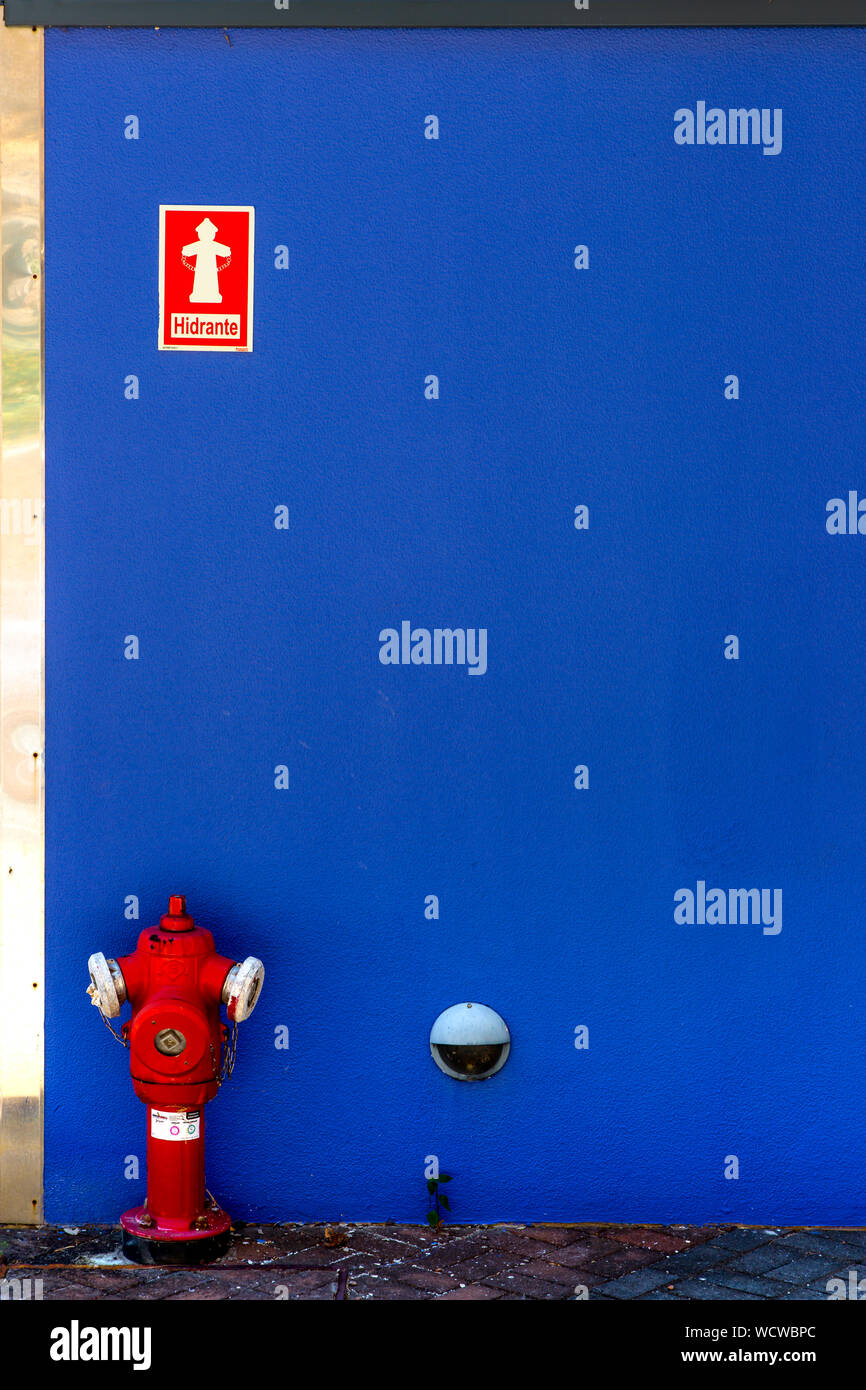 Red and blue fire hydrant hi-res stock photography and images - Alamy