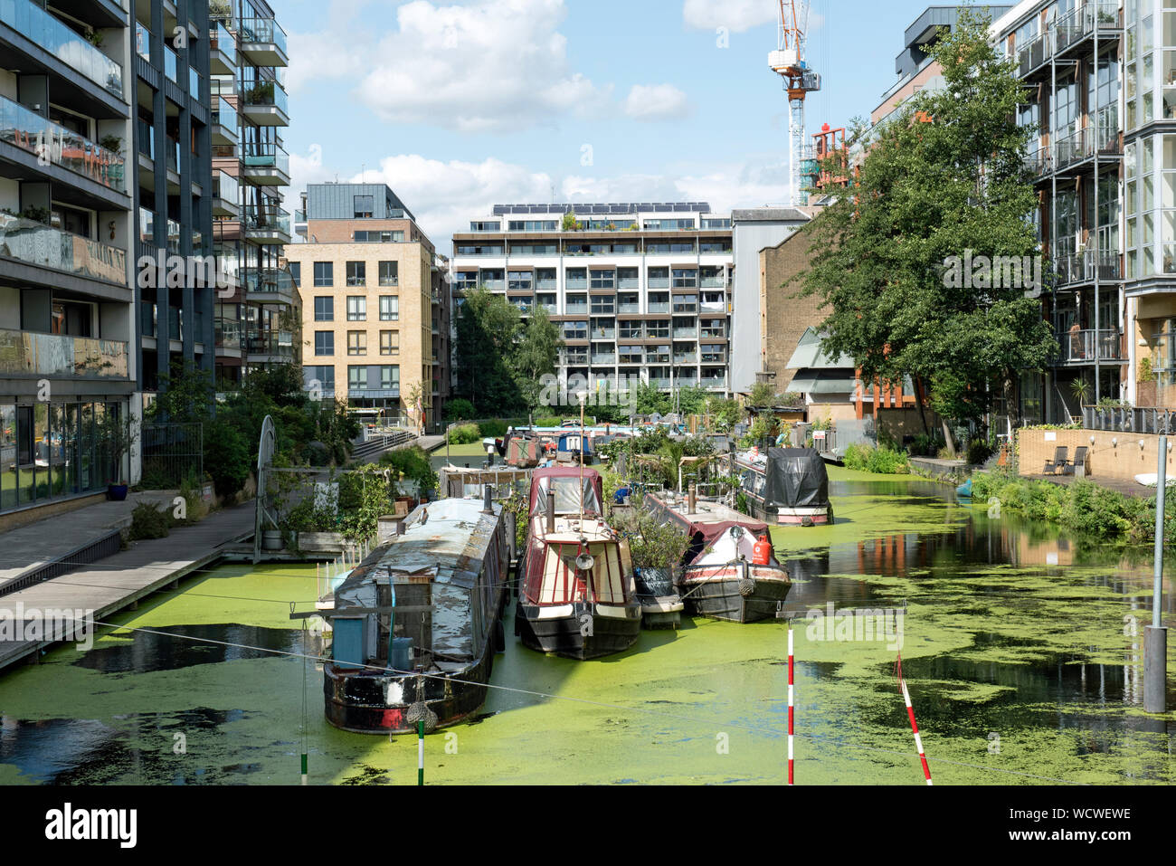 Kingsland Basin with houseboats and overlooked by flats, Regent's Canal ...