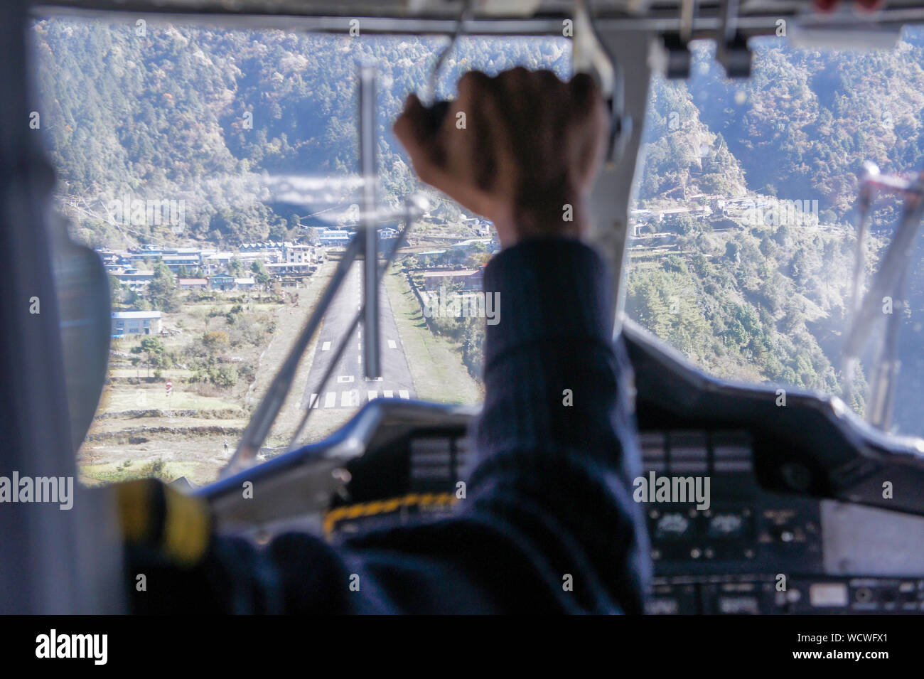 Pilot airplane landing hi-res stock photography and images - Alamy